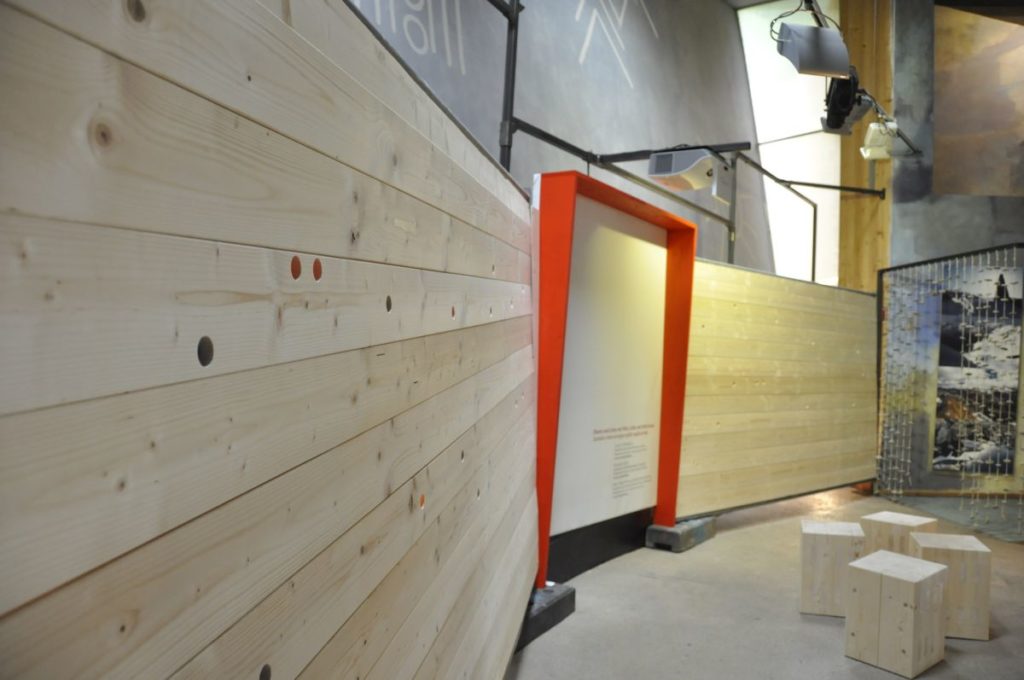 Ein Blick durch den Bauzaun - Fotoausstellung Ein Haus wie damals ...